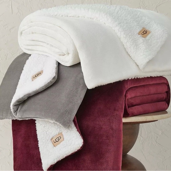 UGG | Bedding | New Authentic Ugg Avery Reversible Plush Sherpa Throw ...